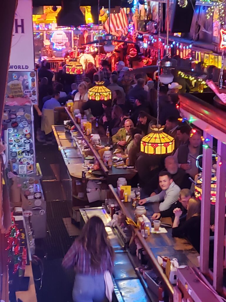 The Best Broadway Bars for Food and Live Music (According to People Who ...